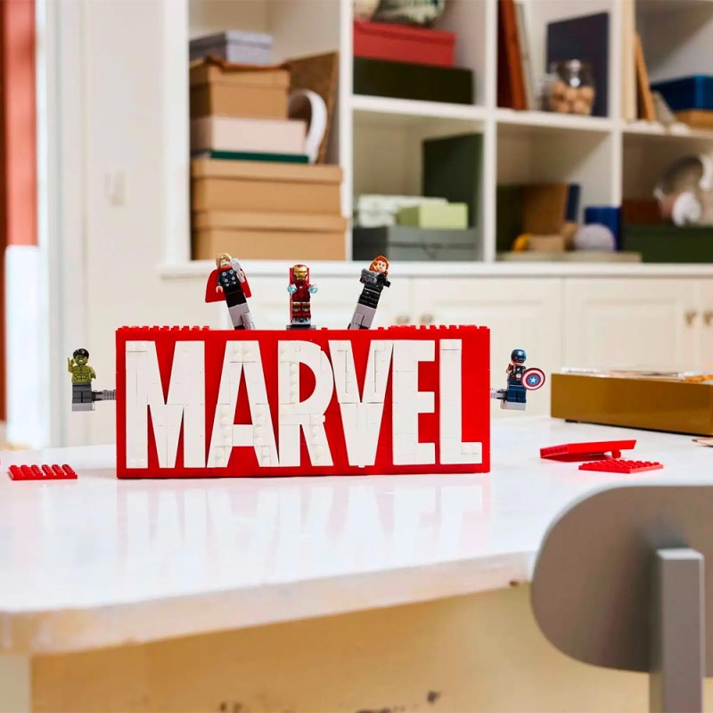 MARVEL Logo and minifigures - LEGO® Marvel 76313 - Super Briques